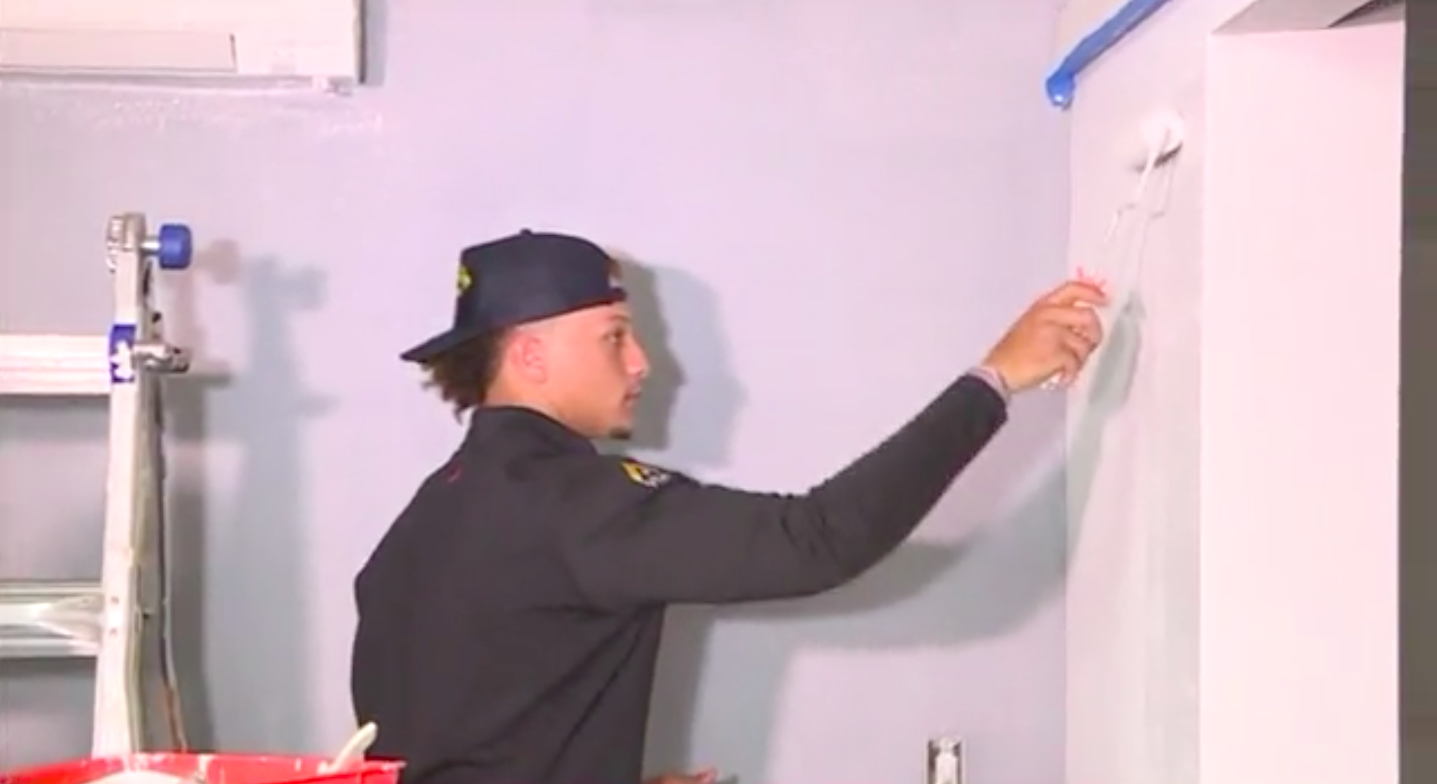 Patrick Mahomes Spent His Off Day Helping To Build Homes For US ...