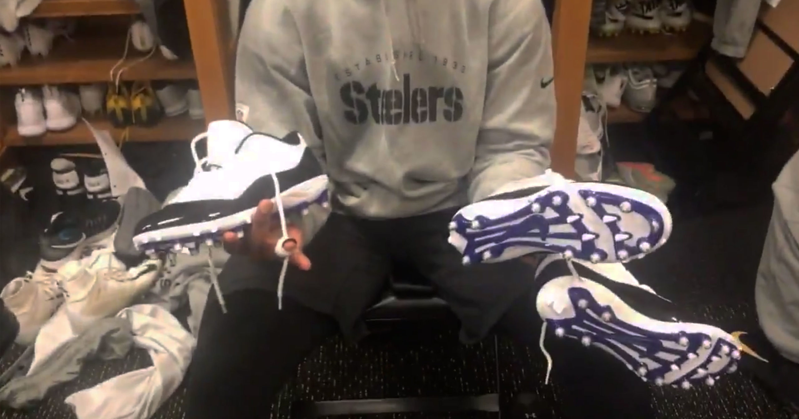 Steelers Players Raid Le'Veon Bell's Locker, Take All His Stuff After ...