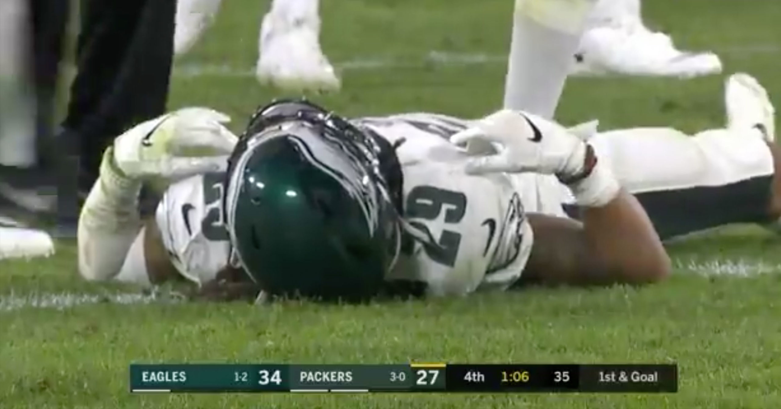 Eagles Safety Andrew Sendejo Accidentally Knocks Out His Own Teammate ...