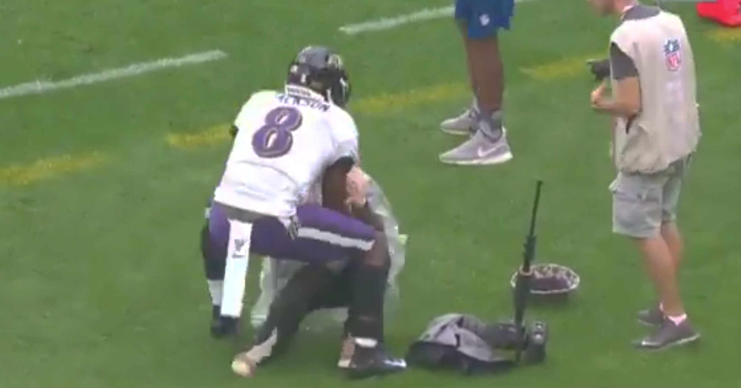Lamar Jackson Rushes Over To Help Up Camera Woman Who He Ran Into On ...
