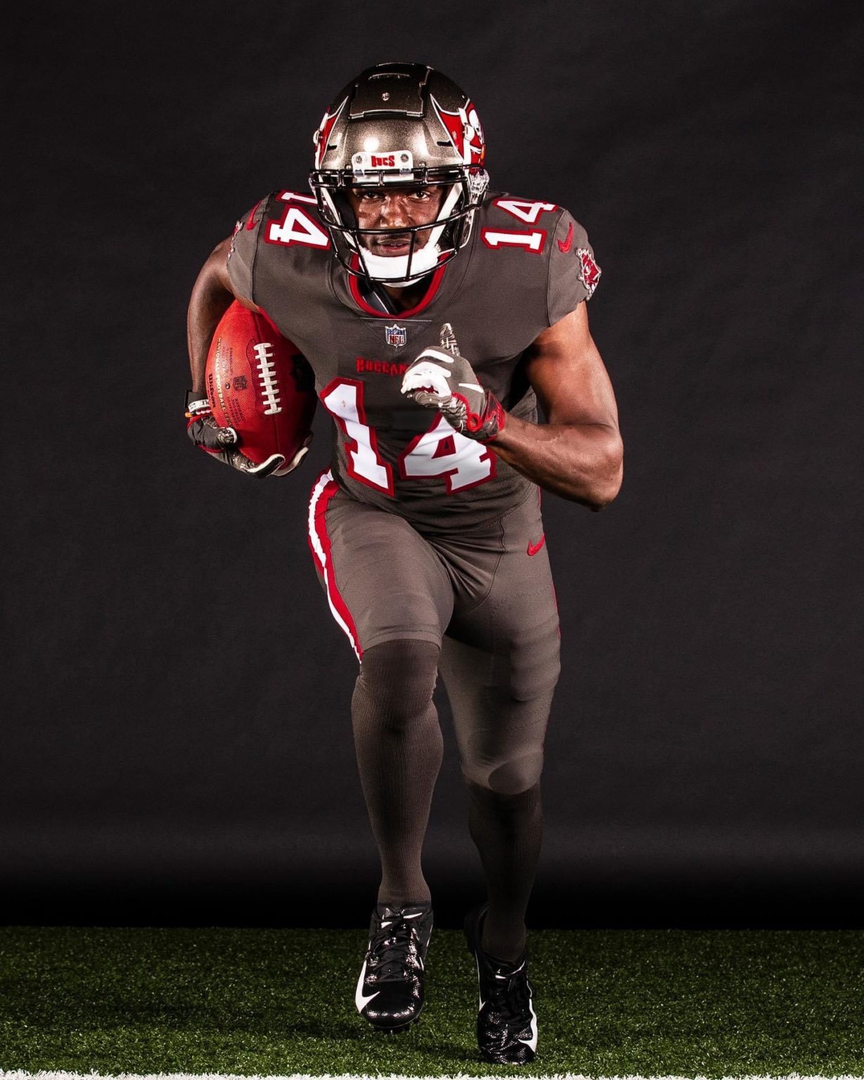 Tampa Bay Buccaneers Unveil New Uniforms (VIDEO)