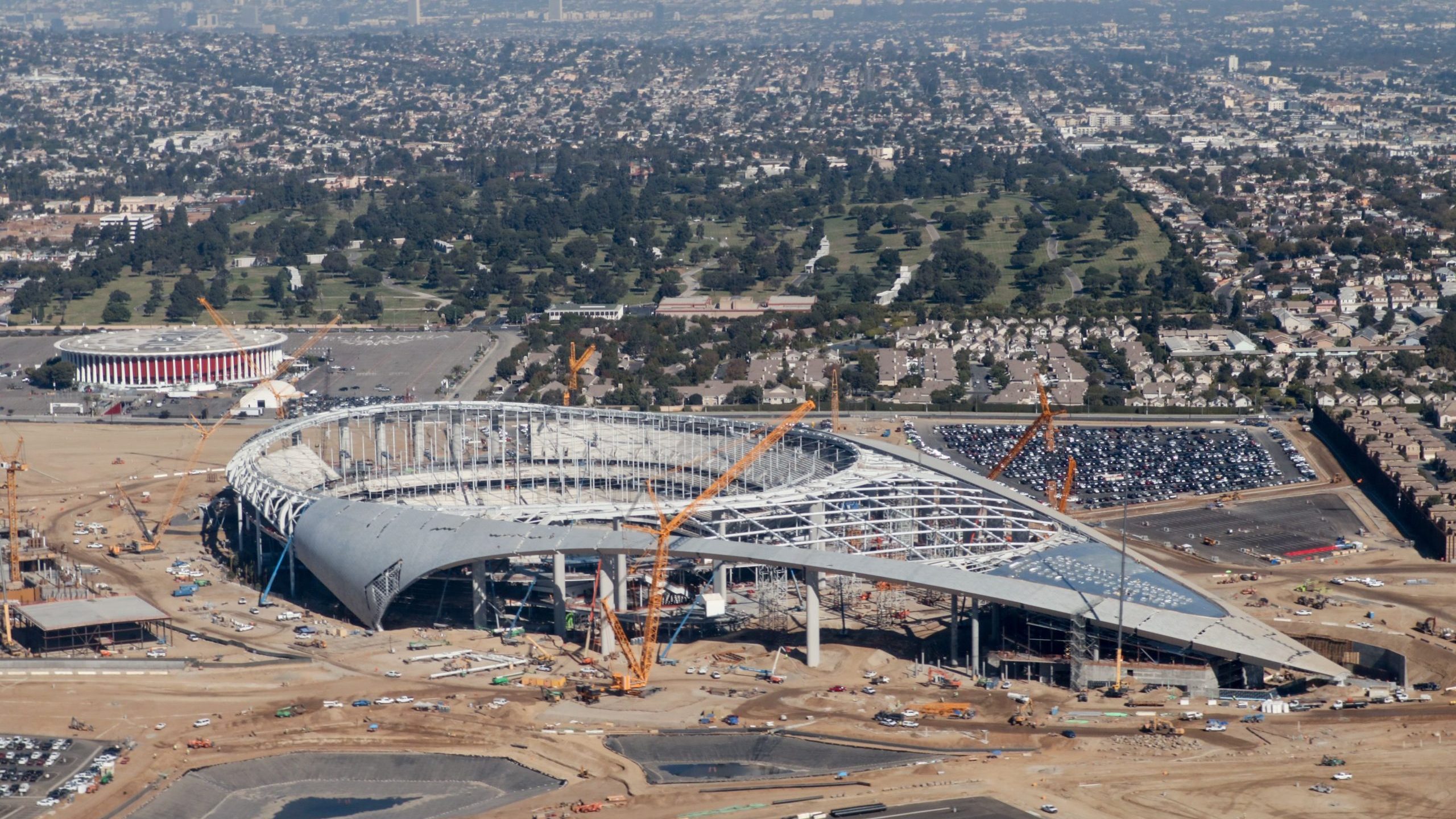 Construction Worker Dies After "50-60 Feet" Fall From SoFi Stadium Roof ...