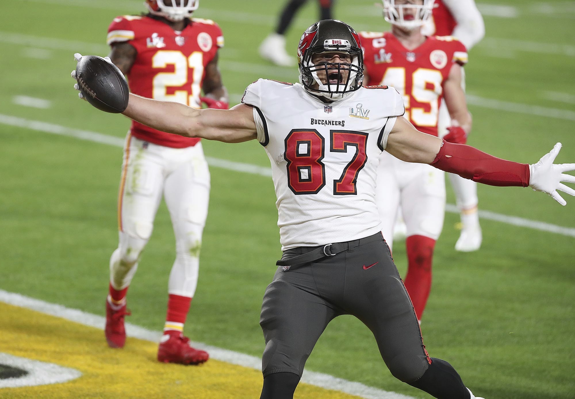 BREAKING: Buccaneers Re-Sign TE Rob Gronkowski To A One-Year Deal ...