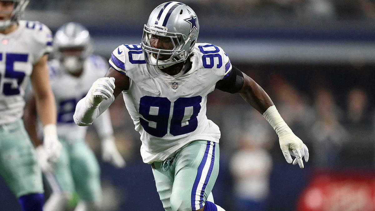 Cowboys Star DE DeMarcus Lawrence Breaks Foot In Practice