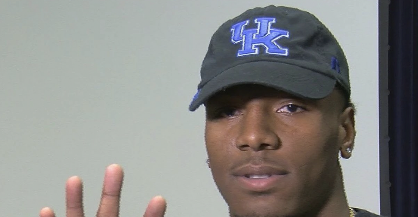 Kentucky LB JJ Weaver Goes Viral For Having Six Fingers On One Hand ...