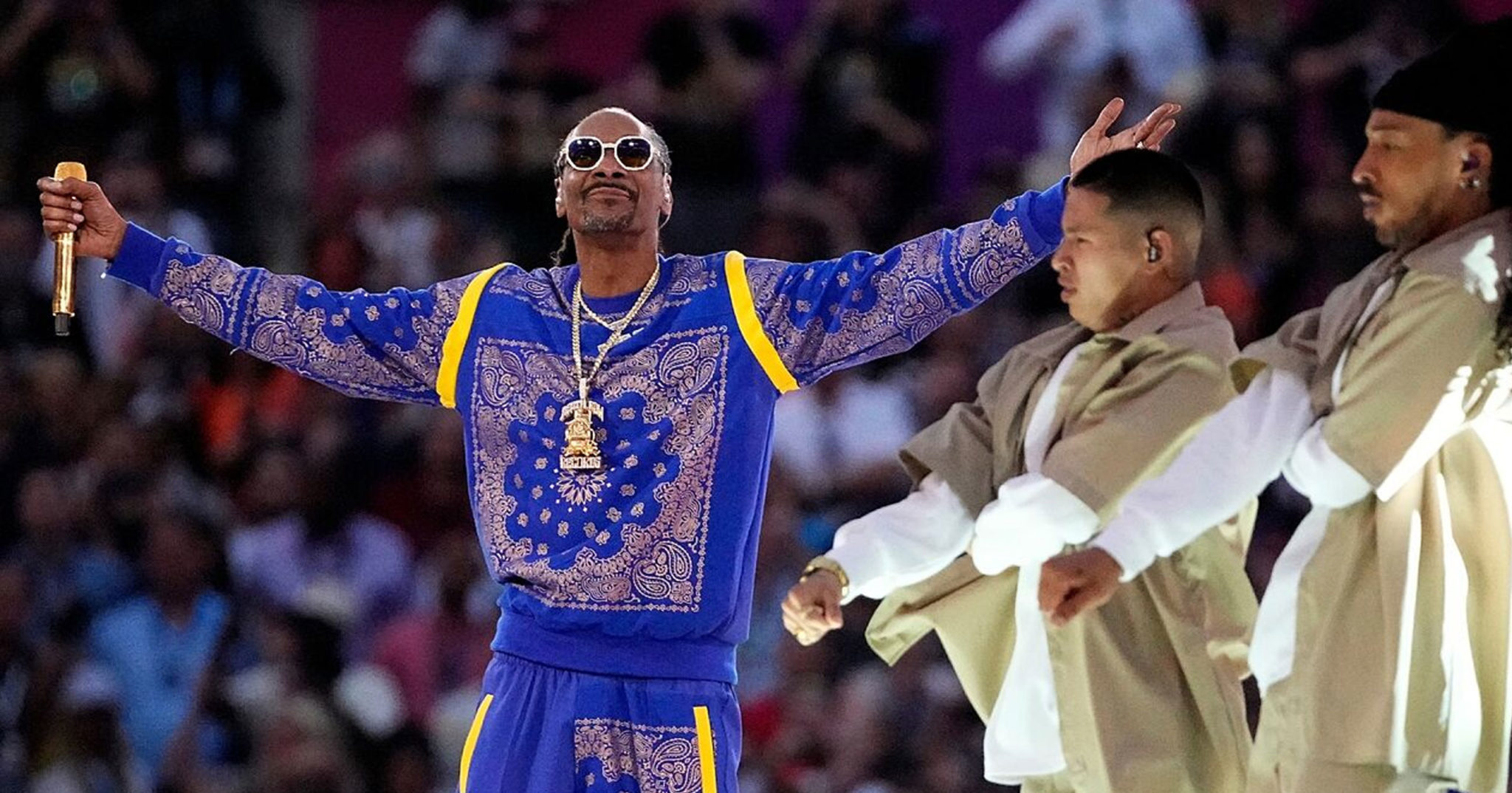 Snoop Dogg Smoked Weed On Stage During Super Bowl LVI Halftime Show (VIDEO)