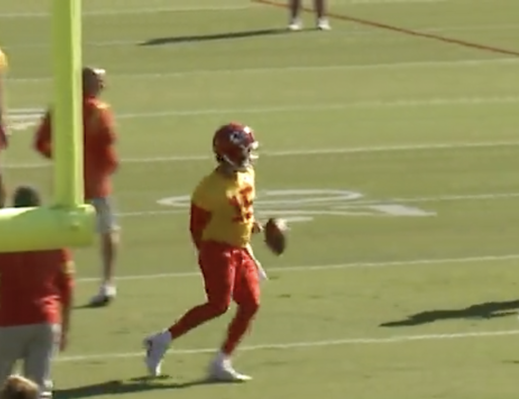 Patrick Mahomes Pulls Off An Insane Behind-The-Back Pass During Chiefs ...
