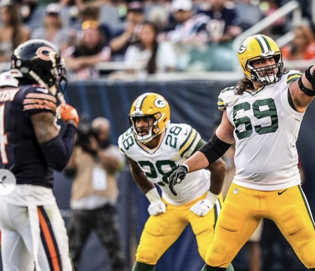 Photo Taken Shows Packers' David Bakhtari Savagely Giving Bears Fans The Middle Finger Before ...