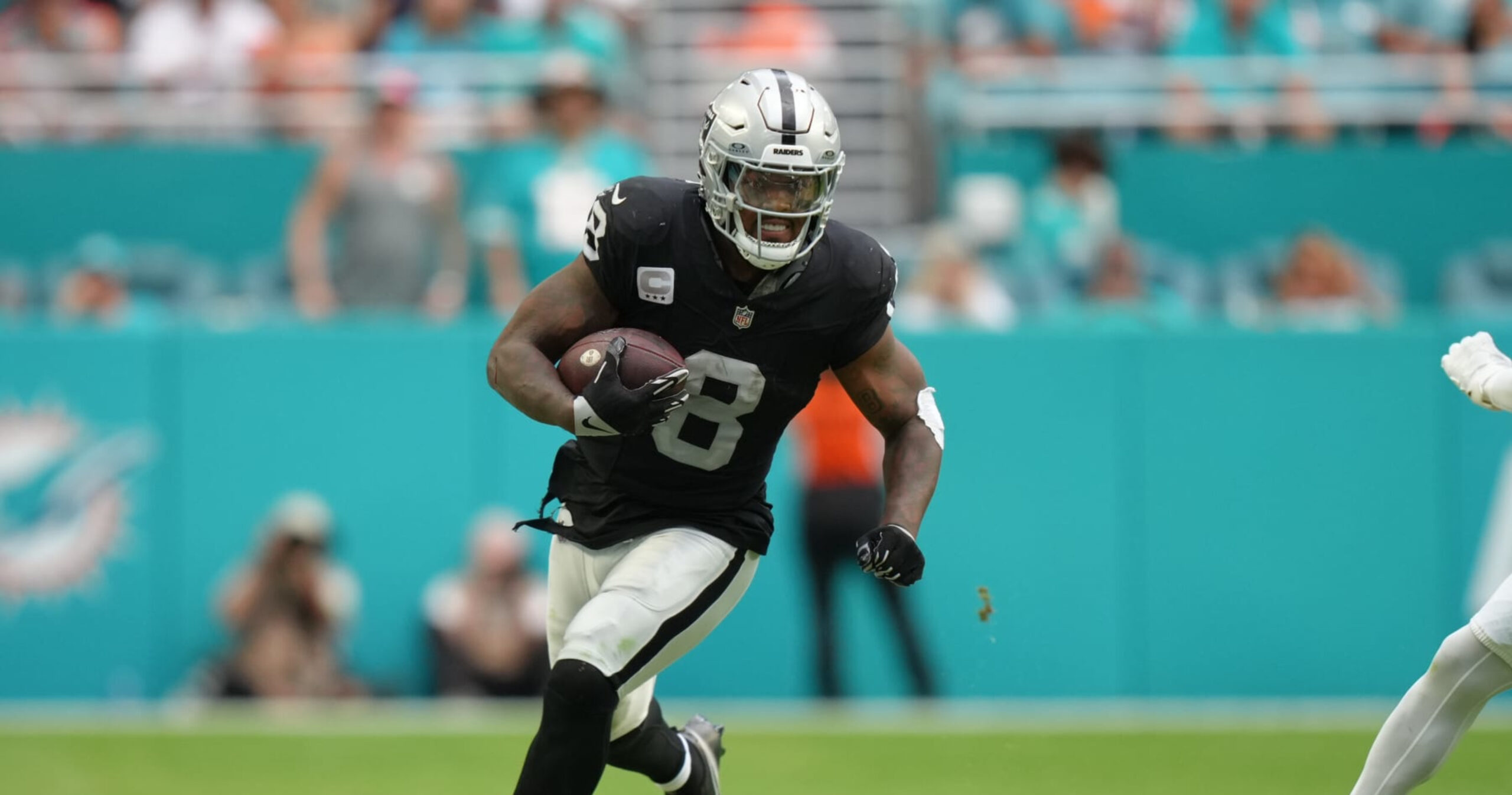 BREAKING: Josh Jacobs Is Signing With The Green Bay Packers - Daily Snark