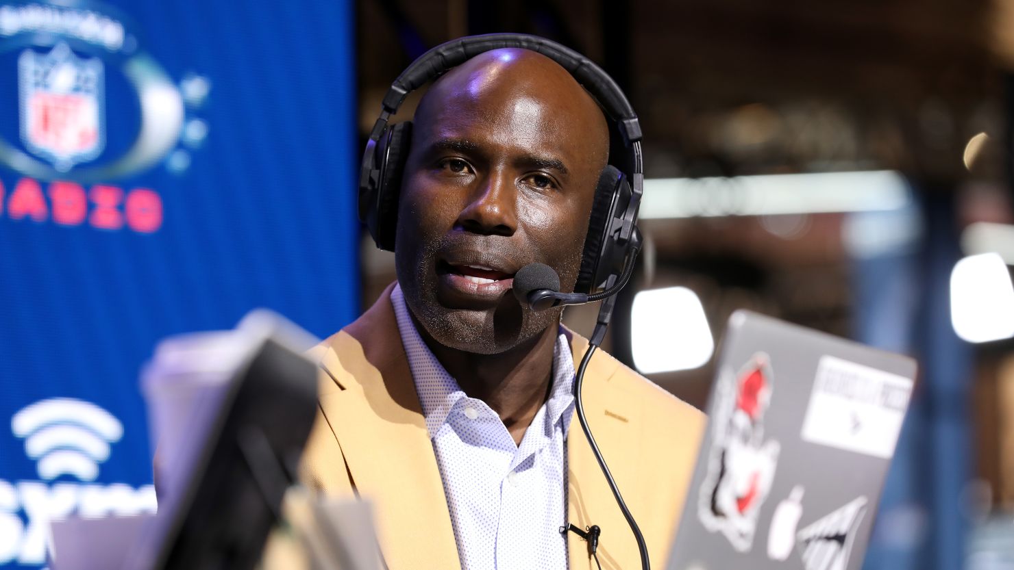 Airlines Apologizes To Terrell Davis After Handcuffing Him And ...