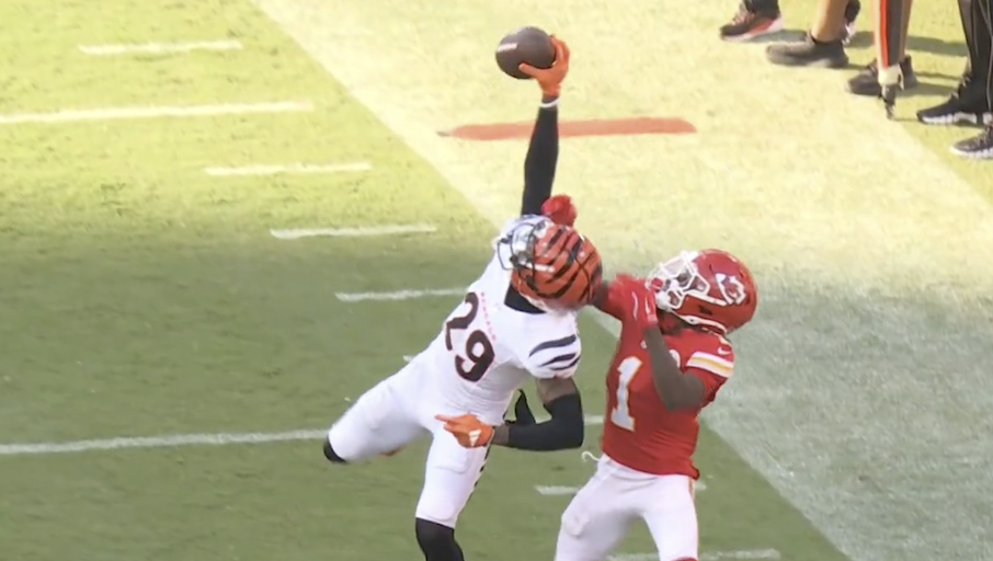 Bengals' Cam Taylor-Britt Makes An Amazing One-Handed Interception vs ...