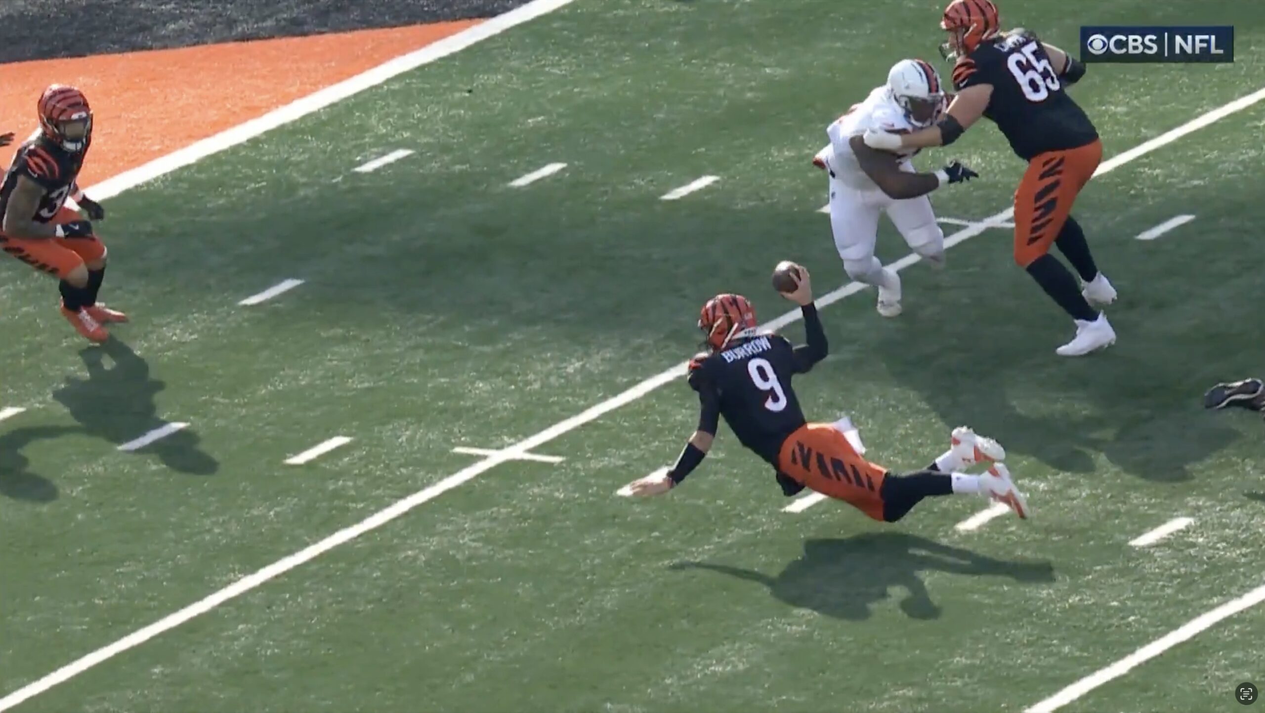 Joe Burrow Throws A Ridiculous Touchdown To Tee Higgins Pass While ...