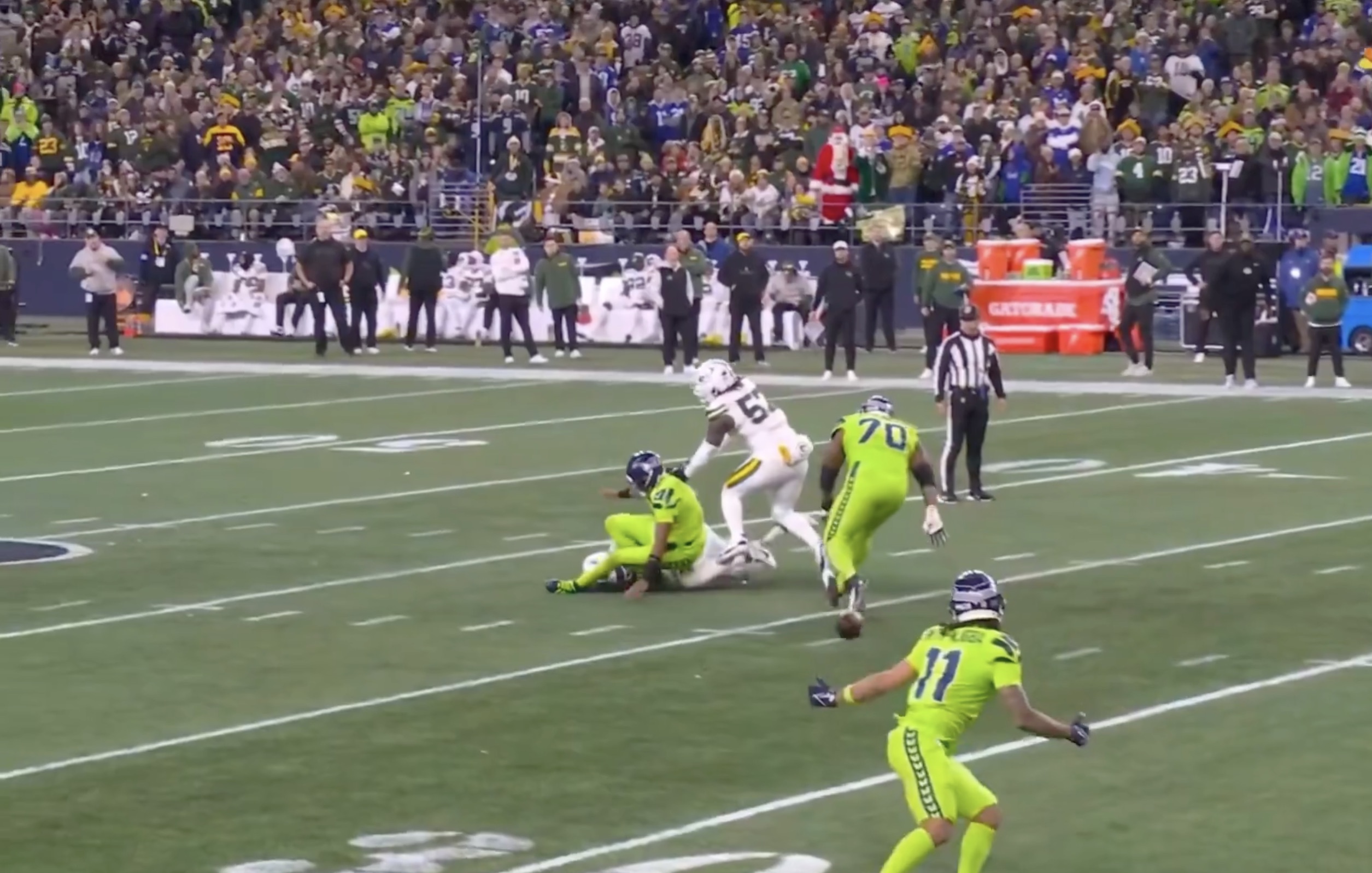 Seahawks QB Geno Smith Leaves Game After Suffering Knee Injury vs ...