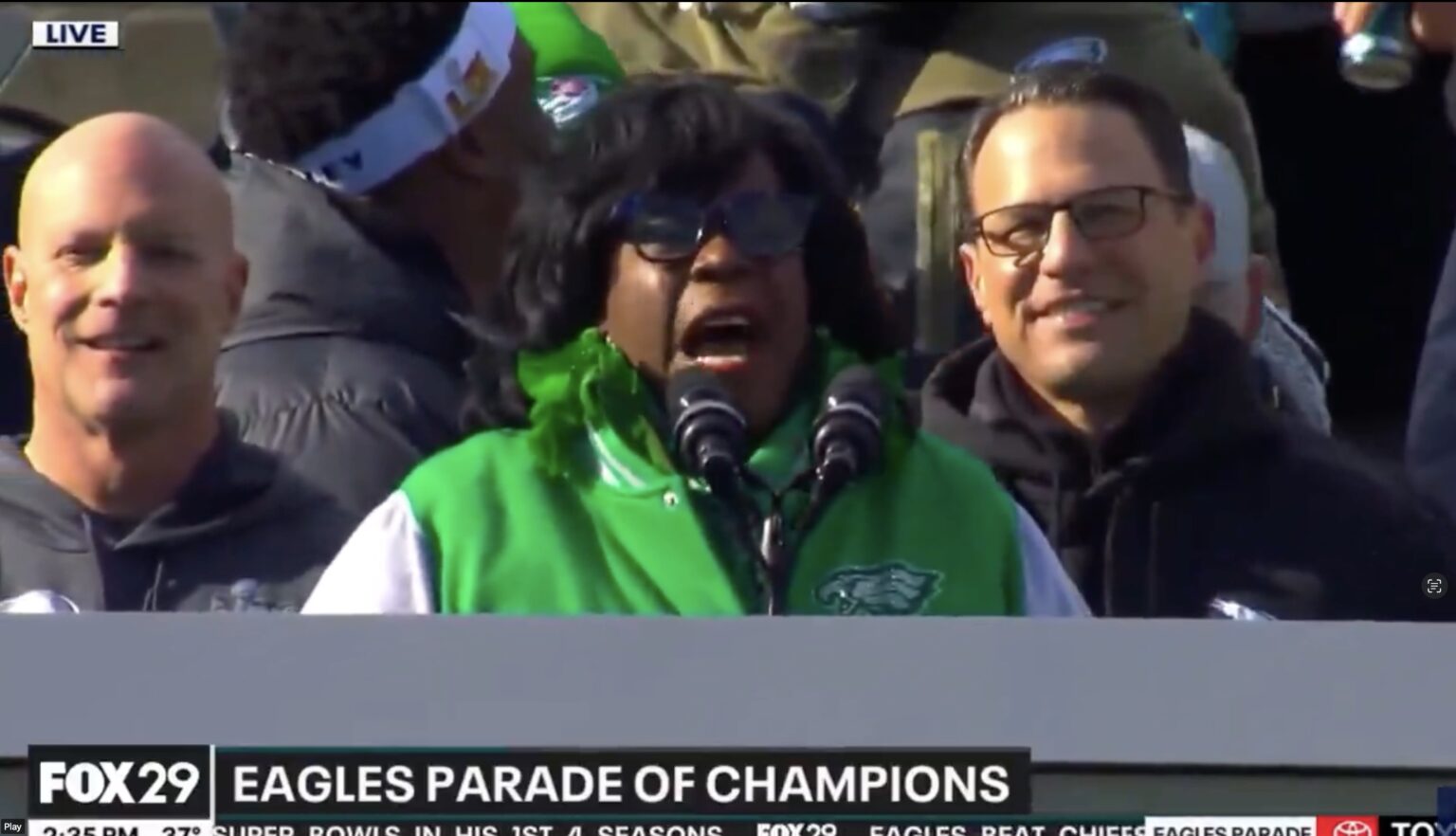 Eagles Fans Boo Philadelphia Mayor Off The Stage With "Wrap It Up! Wrap ...