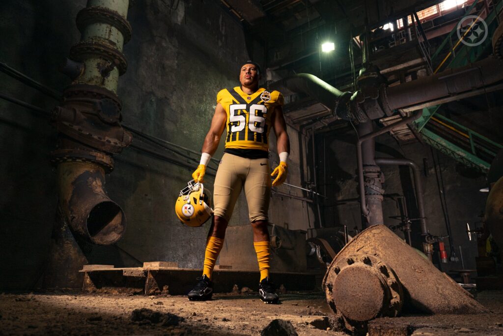 Pittsburgh Steelers Unveil Crazy 1933 Throwback Uniforms Complete With Yellow Helmets (VIDEO)