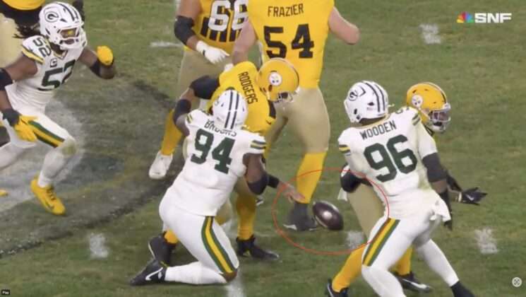 Aaron Rodgers Smartly Throws Ball Into The Ground Towards Jaylen Warren ...