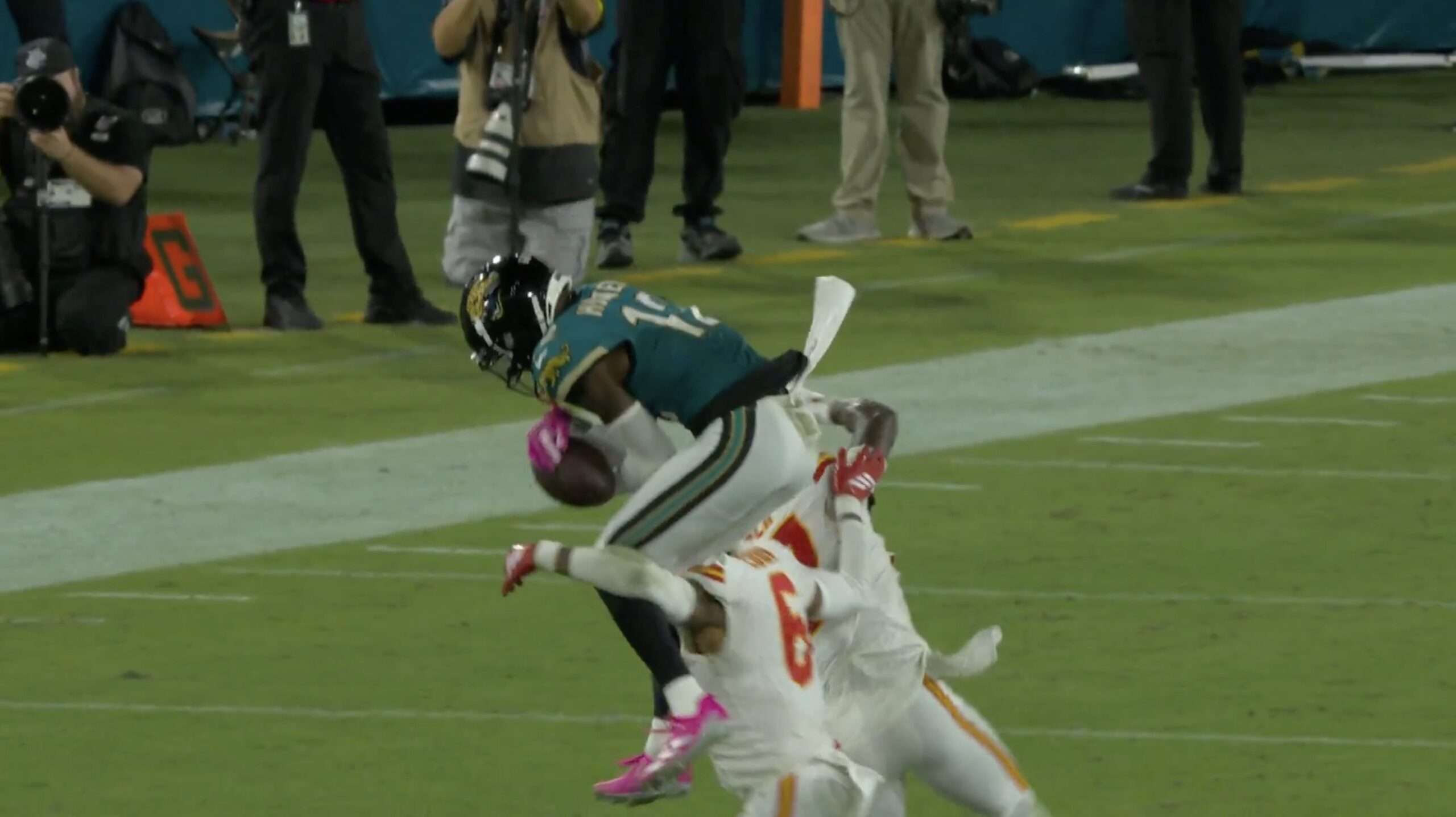 Travis Hunter Makes A Ridiculous Catch Over A Chiefs Defender During ...